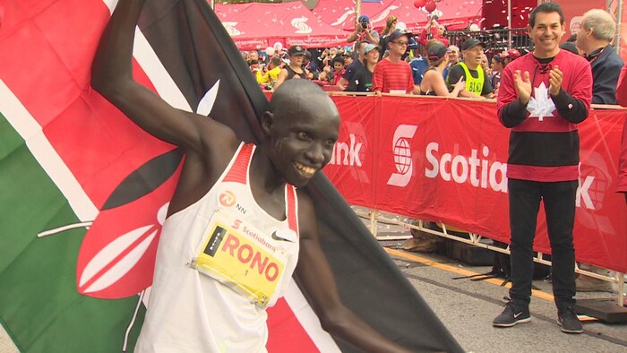 Le Kenyan Philemon Rono bat le record du marathon de Toronto | Radio-Canada