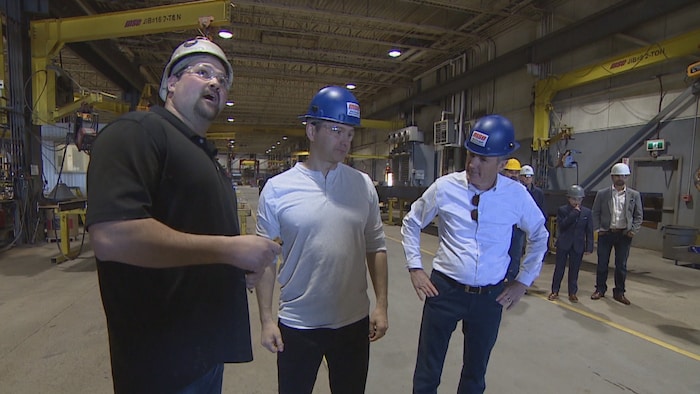 Pierre Poilièvre en campagne à l’île aux côtés du candidat conservateur ...