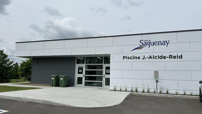 Une œuvre éclatante pour la piscine Alcide-Reid | Radio-Canada