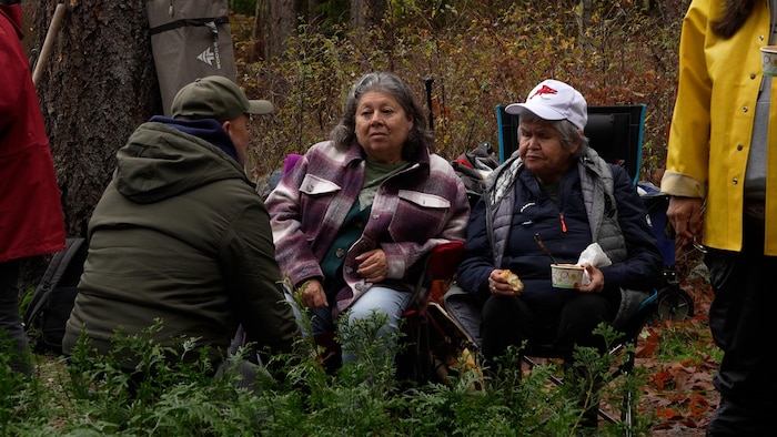 Planter des cèdres pour rendre hommage à des survivants des pensionnats pour Autochtones | Radio ...