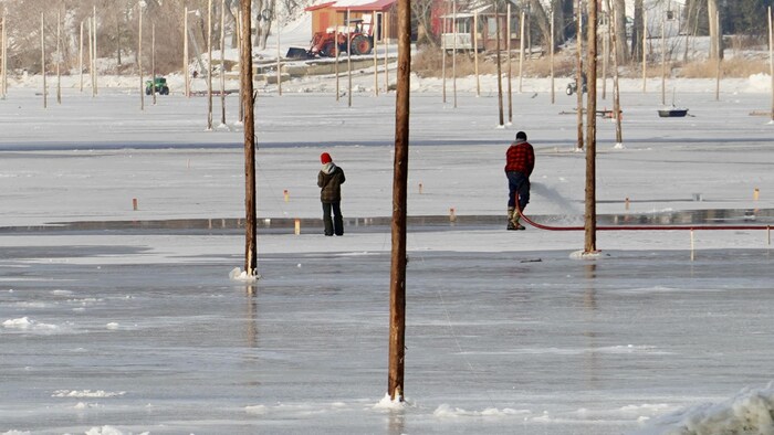 Les pourvoyeurs se préparent pour la pêche sur la rivière Sainte-Anne ...
