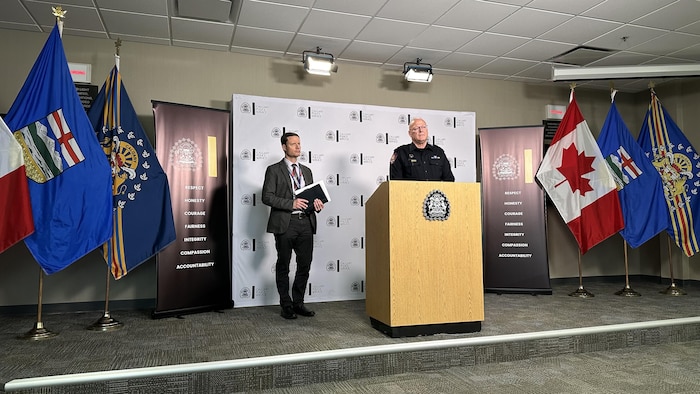 Une employée du 911 de Calgary accusée d’avoir transmis des ...