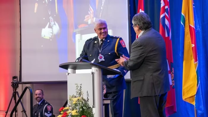 Le nouveau chef de police de Thunder Bay entre officiellement en poste ...