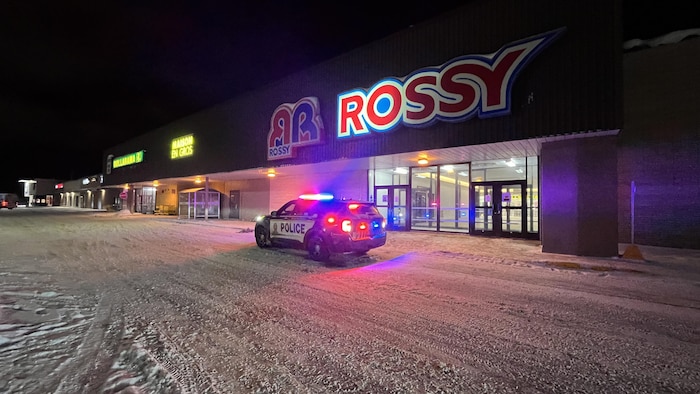 Un homme retrouvé mort derrière les Galeries Baie-Comeau | Radio-Canada