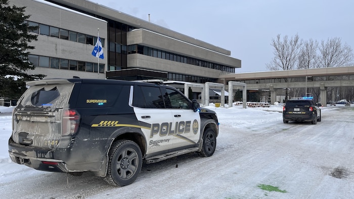 Un suspect arrêté après une intervention policière à l’UQAC | Radio-Canada