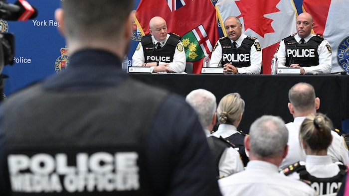 Arrestation de policiers à Toronto : deux enquêtes indépendantes sont ...