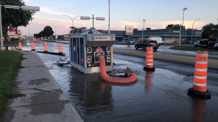Boulevard des Récollets inondé : les pompes surchauffent | Radio-Canada