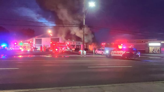 Un bâtiment du centre-ville de Bathurst frappé par un incendie | Radio ...