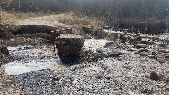 Le ponceau arraché près du lac Landry présentait des signes d’usure ...