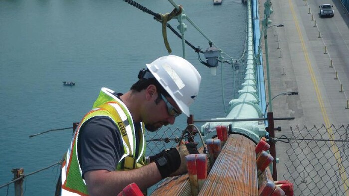 200 câbles de suspension presque centenaires sont remplacés sur un pont ...