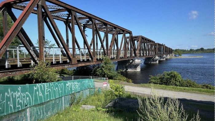 Impatience autour de l’ouverture du pont Chef-William-Commanda | Radio ...