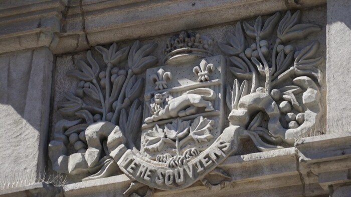 Le Québec fera disparaître la couronne de ses armoiries | Radio-Canada