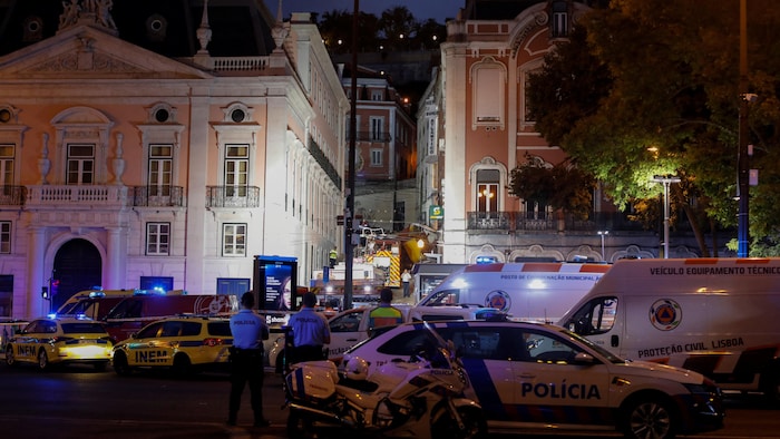 Un funiculaire de Lisbonne déraille, s’écrase et fait 15 morts | Radio ...