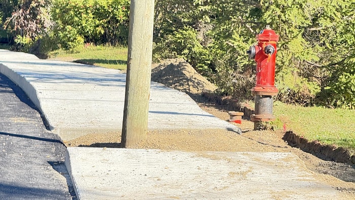Des poteaux de Bell au milieu du chemin à Lac-Beauport | Radio-Canada