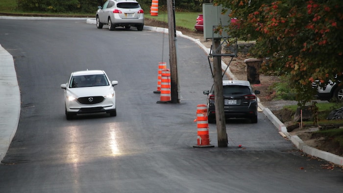 Des poteaux de Bell au milieu du chemin à Lac-Beauport | Radio-Canada