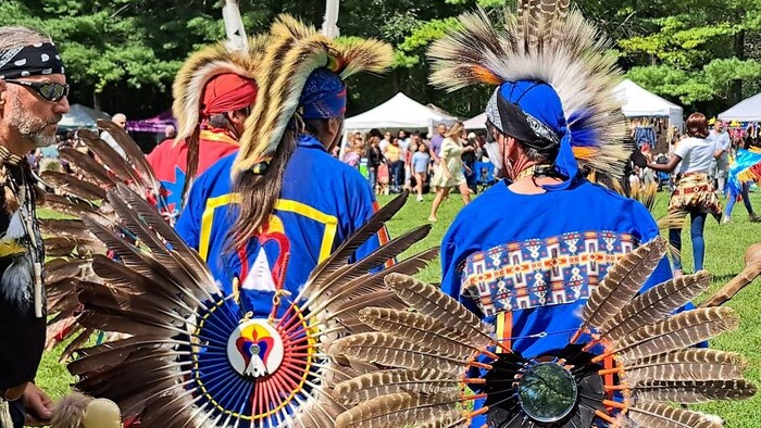 Pow-wow de Kanesatake : une célébration haute en couleur | Radio-Canada