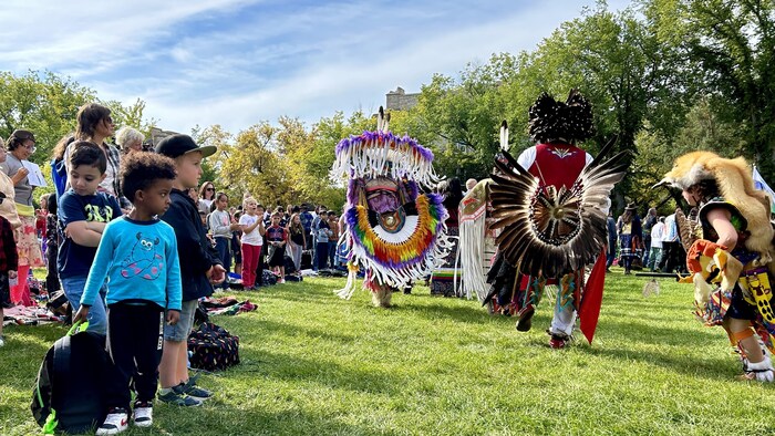 Un pow-wow pour célébrer le début de l’année scolaire à l’Université de ...