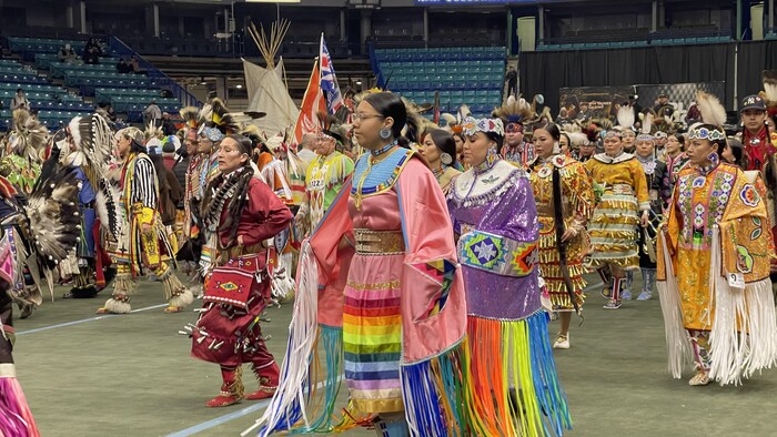 Près de 2000 spectateurs aux pow-wow de la nouvelle année de la Dakota ...