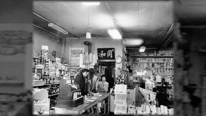 Il préserve la mémoire du premier magasin général dans son sous-sol ...