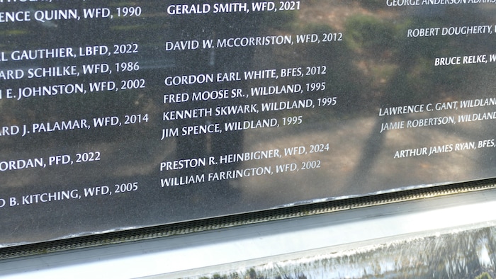 Le nom du pompier mort par suicide ajouté au mémorial des pompiers ...