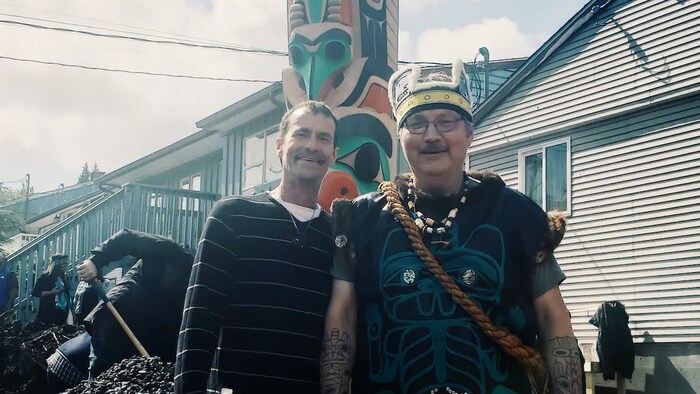 Un nouveau totem s’élève à Prince Rupert | Radio-Canada