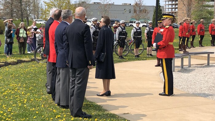La princesse Anne rend hommage aux trois policiers morts dans la ...