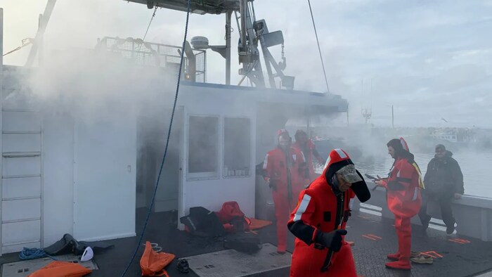 Survie en mer : combinaisons trouées et cordage pourri | Radio-Canada