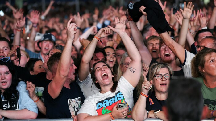 Oasis réjouit une foule extatique en remontant sur scène à Cardiff ...