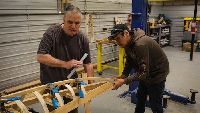 Des ateliers perpétuent la fabrication artisanale du qajaq au Nunavik ...