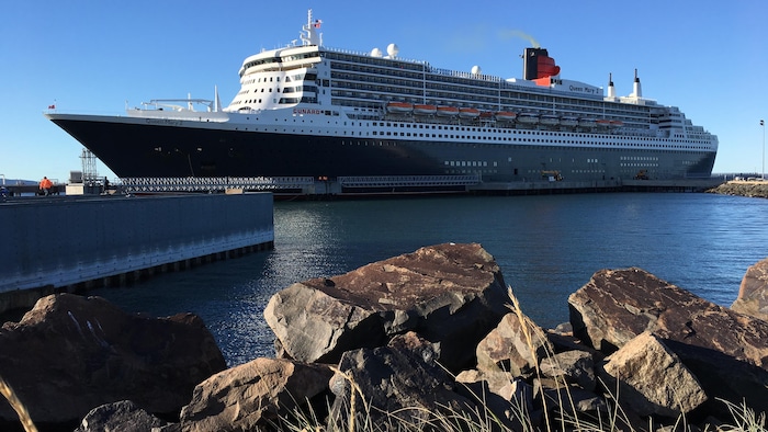 Le Queen Mary 2 accoste à Sept-Îles | Radio-Canada