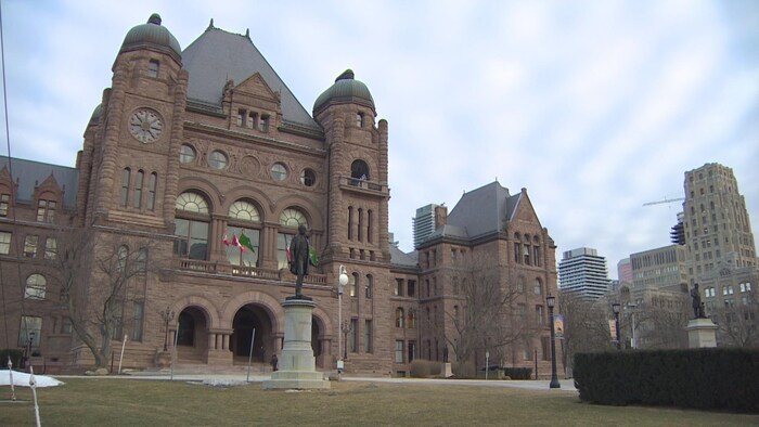 L’Ontario fait appel de la décision qui invalide la loi sur le salaire des fonctionnaires ...