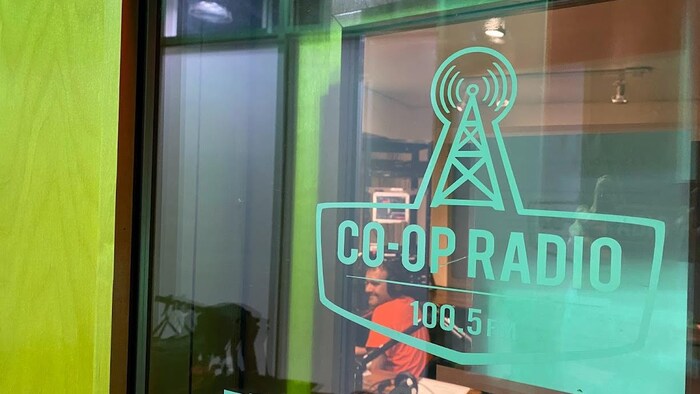 [Reportaje] Radio Dignidad en Vancouver: 18 años a la escucha de las ...