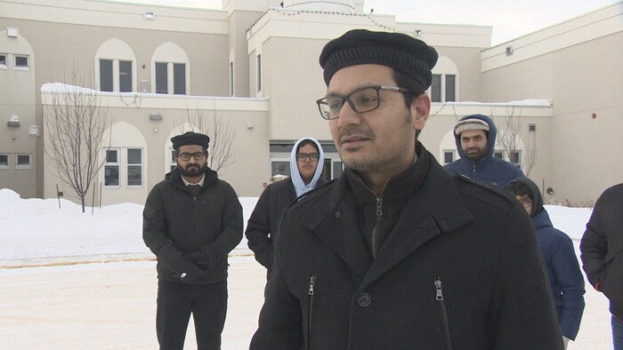 Des bénévoles de la communauté musulmane Ahmadiyya déneigent des ...