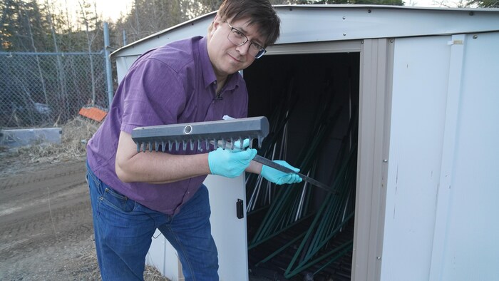 La double vie d'un travailleur essentiel | Radio-Canada