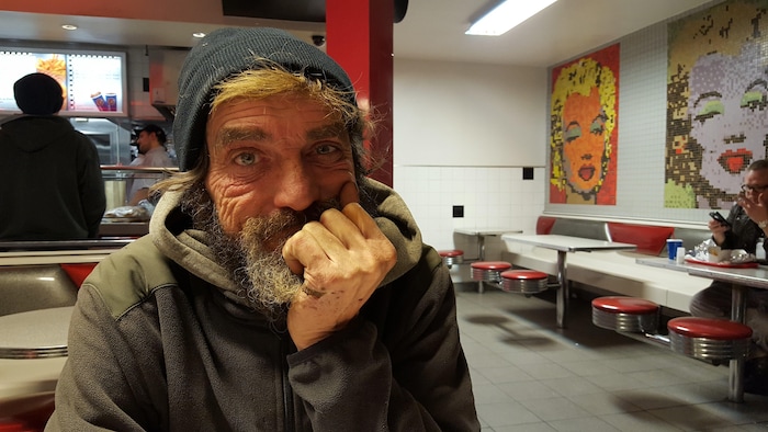 L’improbable amitié entre un itinérant québécois et un policier de ...