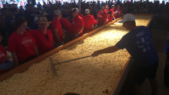 Warwick fracasse officiellement le record de la plus grosse poutine du ...