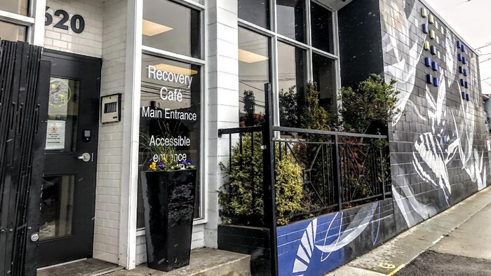 À Vancouver, le Recovery Café soigne les dépendances grâce à une ...