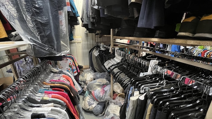 Les surplus des friperies de Sept-Îles transformés en tapis | Radio-Canada
