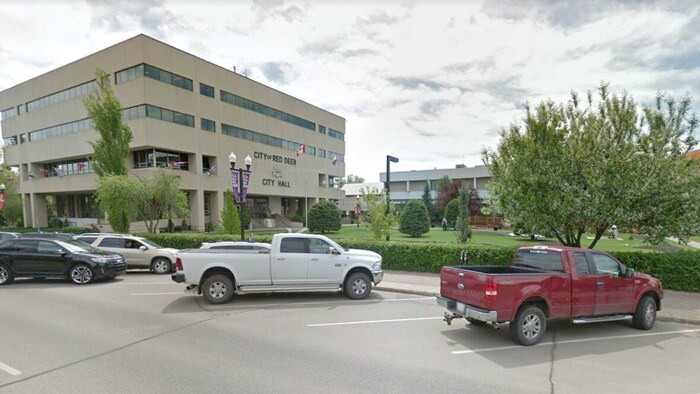 Un nouveau modèle de recrutement inquiète les pompiers de Red Deer ...