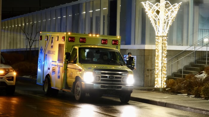 Un train du REM happe trois personnes : un mort et deux blessés | Radio ...