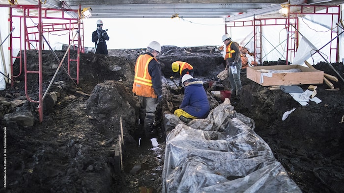 Entrée spectaculaire au Musée pour un corbillard et les restes d’un mur ...