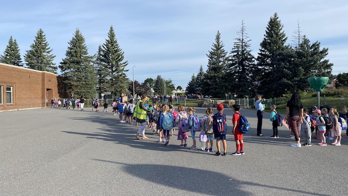 C’est l’heure de la rentrée pour des milliers d’élèves à Ottawa | Radio ...