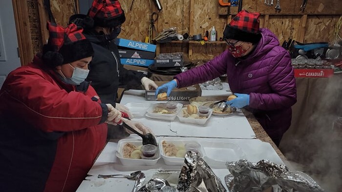 Un couple distribue gratuitement des repas à Miscou | Radio-Canada