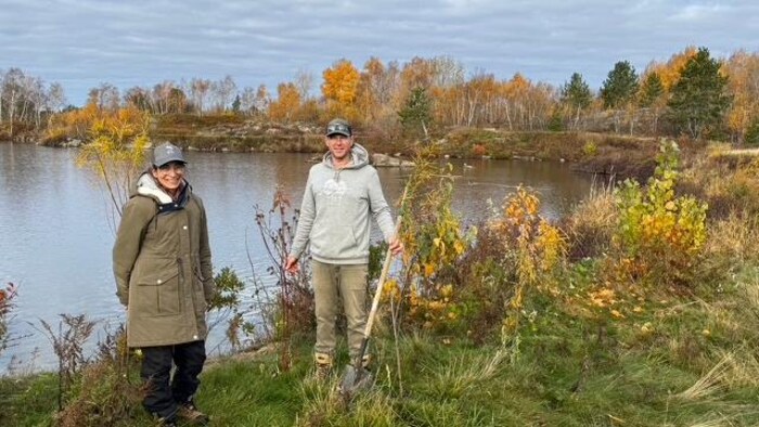 Des centaines de plantes pour revitaliser des zones riveraines | Radio ...