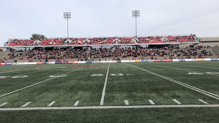 Le terrain de football et la piste d’athlétisme de l’Université Laval ...