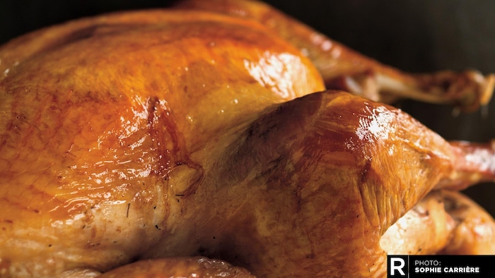 Recette de Ricardo : dinde rôtie frottée au sel | Radio-Canada