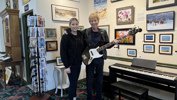 Ayant côtoyé certains des plus grands du rock, il ouvre un café ...