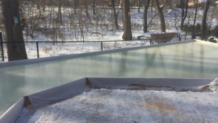 Un père construit une patinoire dans son jardin avant de se faire ...