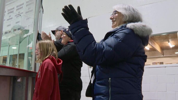 Une famille de Calgary unie par sa passion pour la ringuette | Radio-Canada