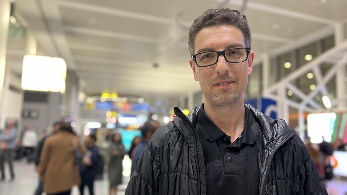 Premier vol de rapatriés d’Israël : des proches soulagés | Radio-Canada